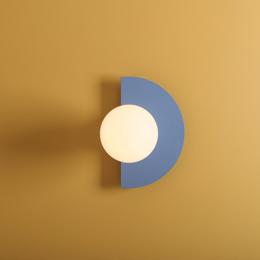 Lampa ścienna Loop – dysk w odcieniu dusty blue | ardant.pl