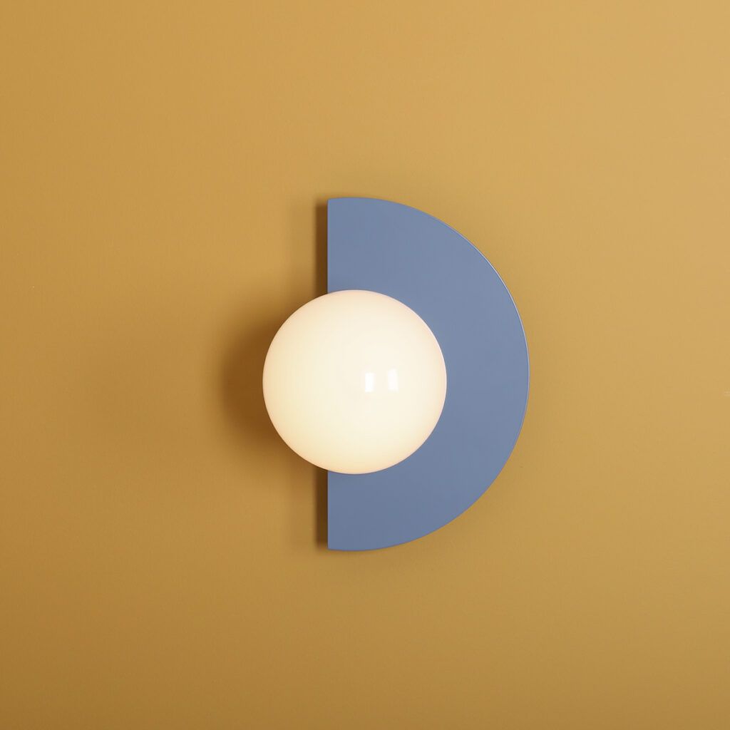 Lampa ścienna Loop – dysk w odcieniu dusty blue | ardant.pl
